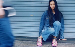 「クロエ」と「Teva」が驚きのコラボ！遊び心のあるカラフルなサンダルが大人可愛すぎる…♡ | CLASSY.[クラッシィ]