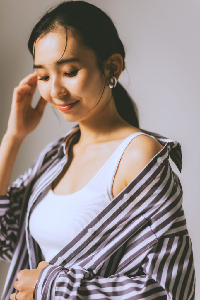 スタイリストが解説！「今年の着こなし正しいのはどっちクイズ」【GUのオーバーサイズシャツ】 | CLASSY.[クラッシィ]