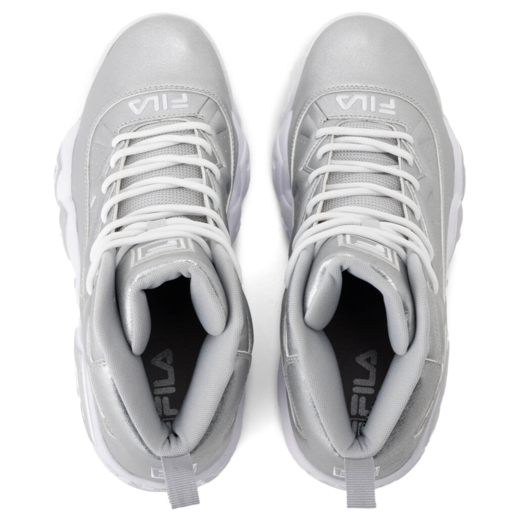 【FILA】ホリデーシーズンを彩るメタリックな輝き！アイコニックモデルをアレンジした新作スニーカーが登場 | CLASSY.[クラッシィ]