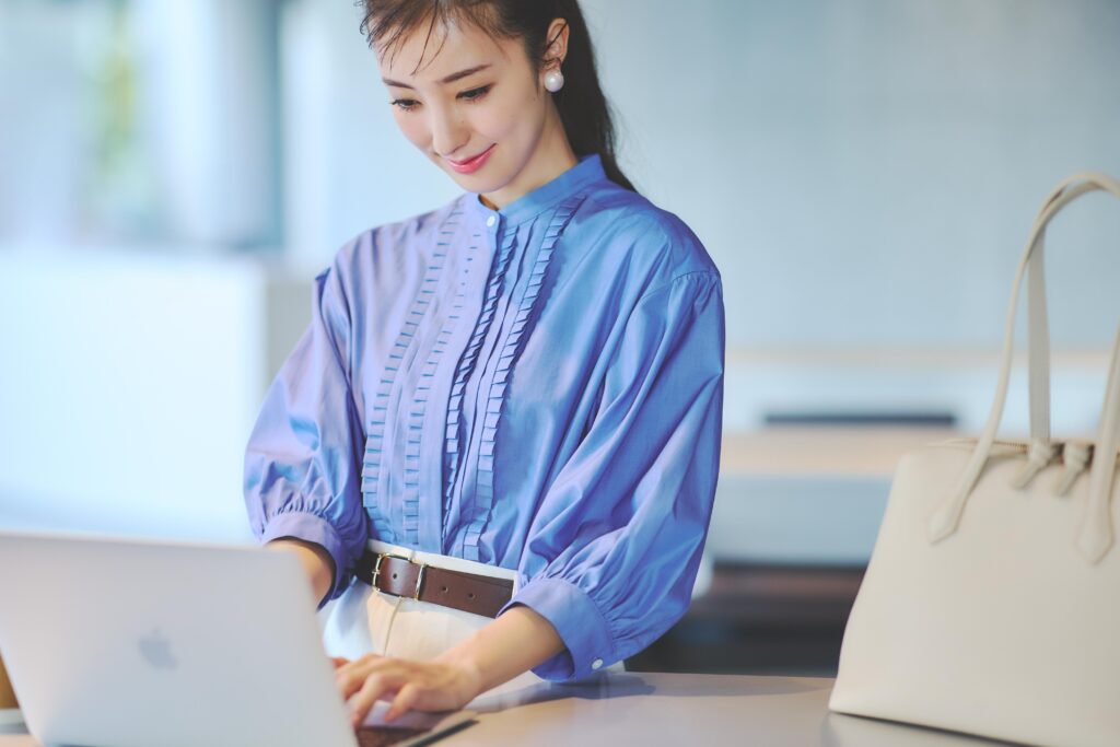 【PLST、ユナイテッドアローズ】安定5大ブランドで「初めまして」コーデ【後輩ができたら…編】 | CLASSY.[クラッシィ]