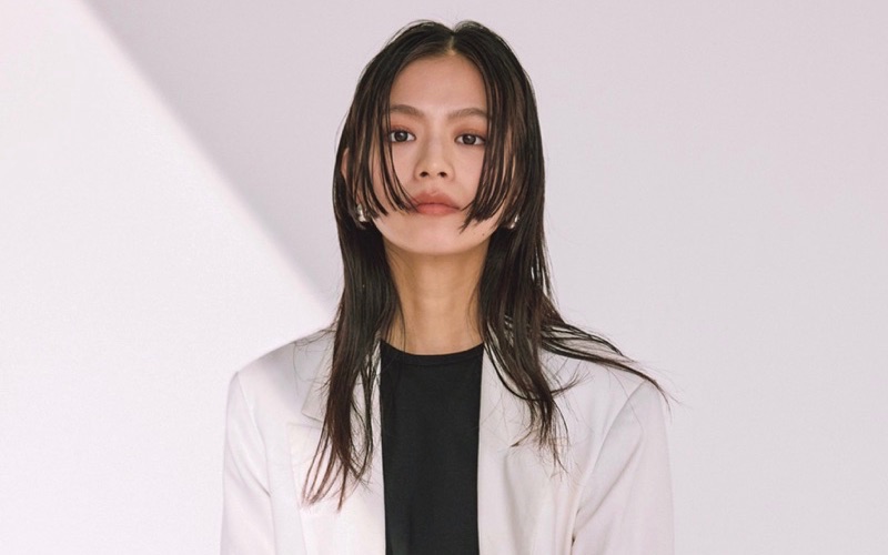 手持ちの黒ワンピが通勤仕様になる！夏は「半袖ジャケット」が便利 | CLASSY.[クラッシィ]