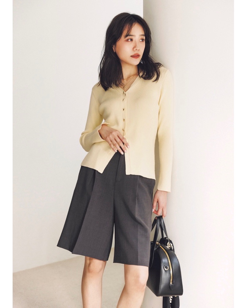 カーディガンを1枚で着る日の、簡単スタイルアップ術 | CLASSY.[クラッシィ]